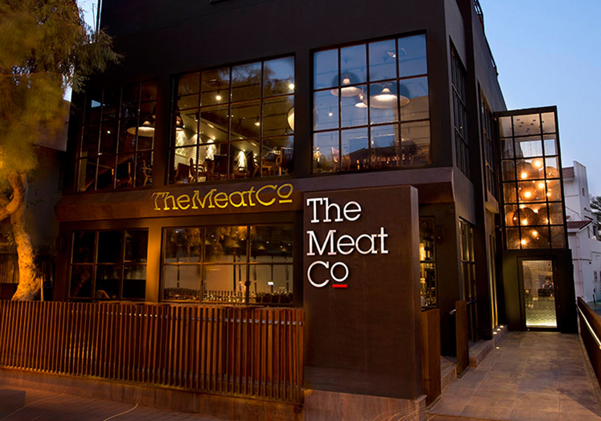 K-array - K-array Enjoys the Rooftop View at Steakhouse in Bahrain